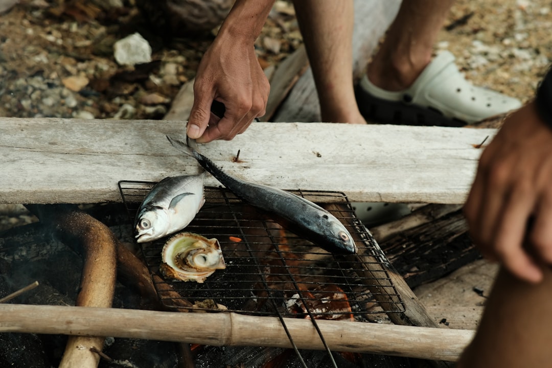 焼き魚を美味しく焼くコツ｜種類別の焼き方・塩加減・グリルvs.フライパン - 肉と魚を楽しむ